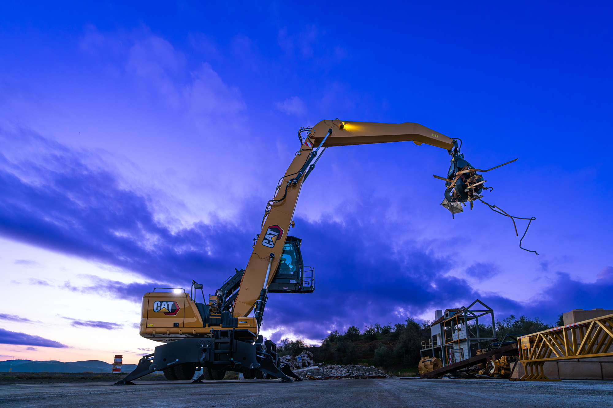Caterpillar introduces the Cat® MH3032 Material Handler - ReGen